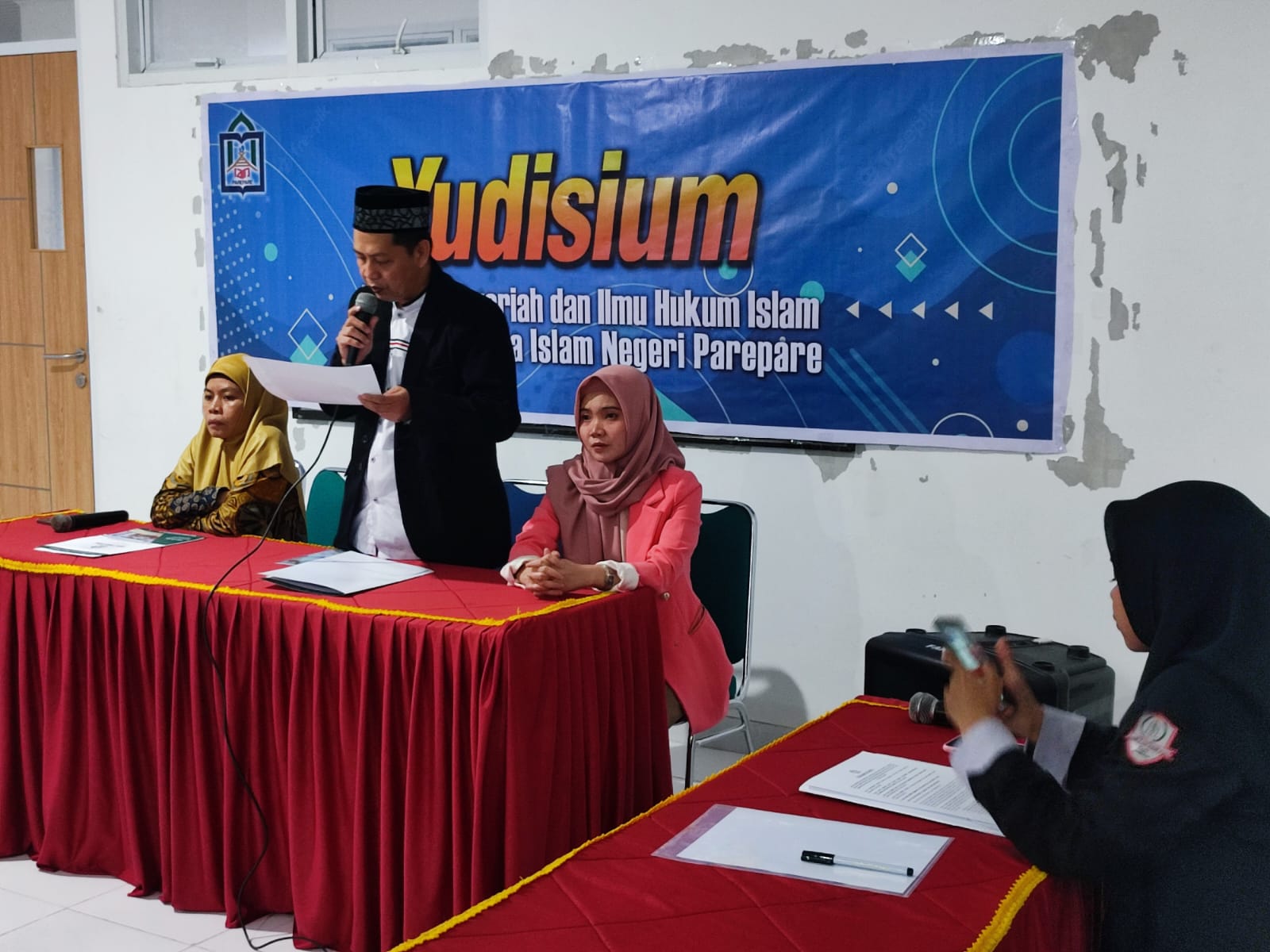 Akhir Tahun, Fakshi Kukuhkan 12 Sarjana Hukum | IAIN PAREPARE